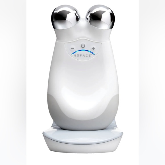 NuFace | Skincare | Nuface Trinity Device With Charging Stand And ...